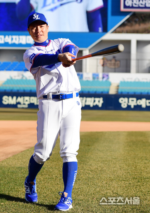 포토 강민호 삼성 유니폼 입고 시원한 스윙~