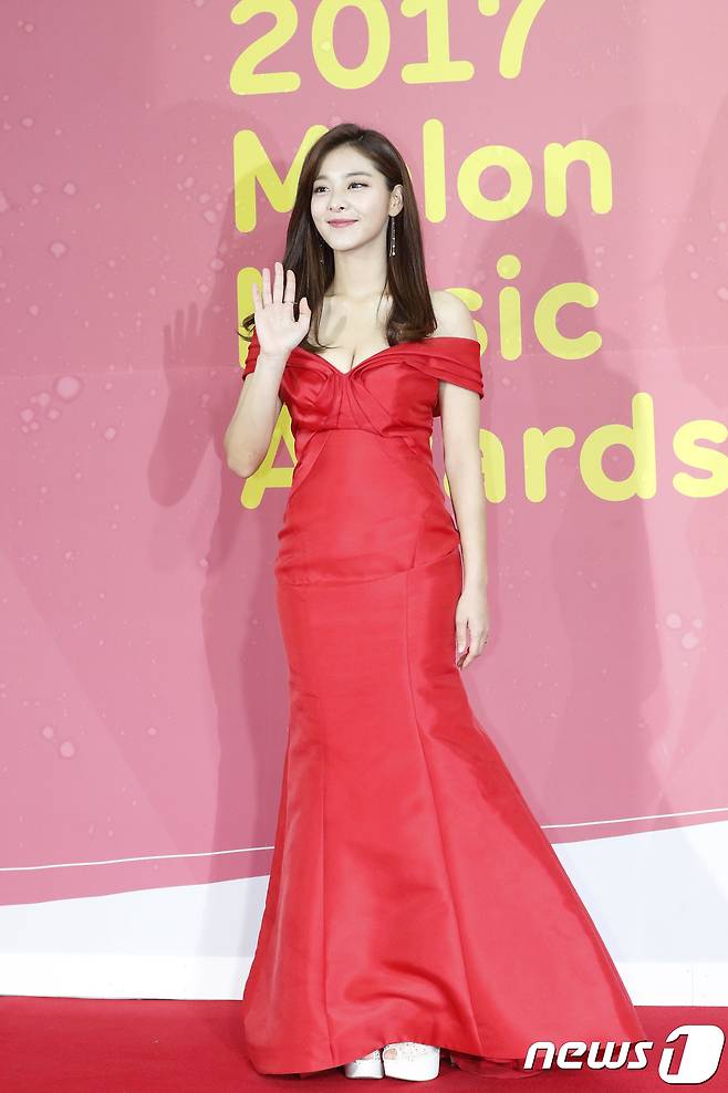 설인아, '청순 글래머의 아찔한 가슴골'