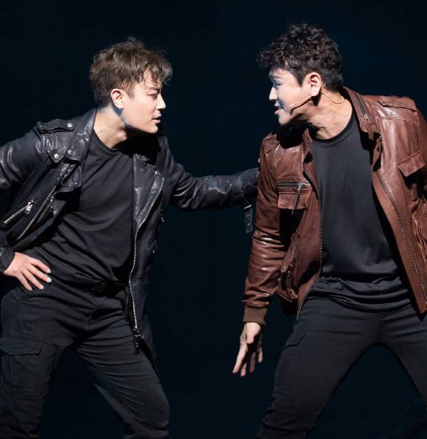 리뷰 창작뮤지컬 모래시계나 떨고 있니 명대사 대신 강렬한 합창너 떨고 있니