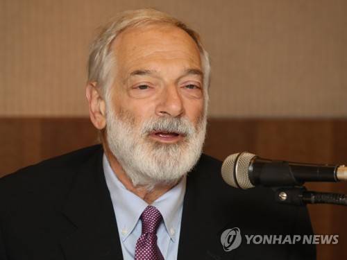 강연하는 로버트 갈루치 전 북핵 특사