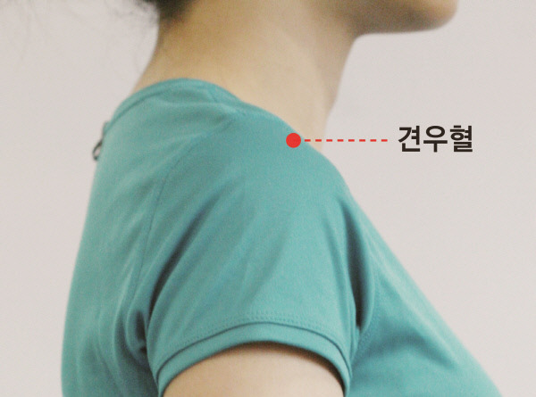 송미연의 촌철지압 견우혈 지그시 누르고 어깨 돌려주면 오십견 예방