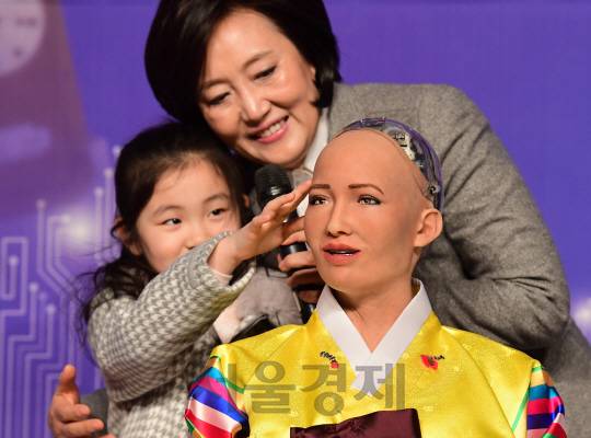 제가 일등석 탈 수 있을까요로봇인격 화두 던진 소피아