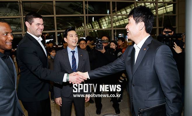 포토s 휠러와 악수하는 한용덕 감독