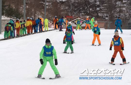 포토 스키 배우는 북한 아이들