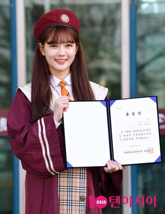 Ten Photo 김유정 자랑스러운 졸업장