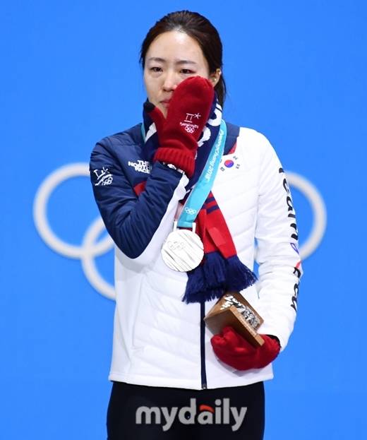 Md화보 울다가 웃다가이상화 만감이 교차하는 시상식