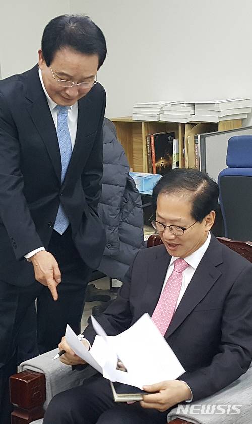 가재는 게 편이시종 힘빼기 나선 의원들