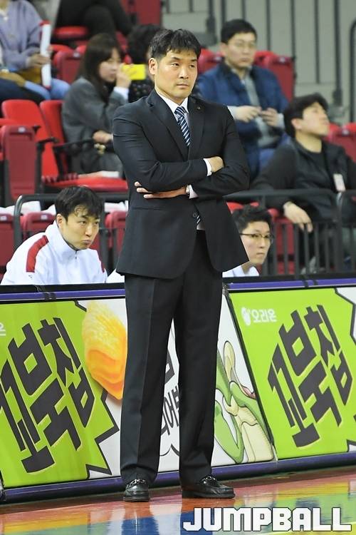 [라커룸에서] 부담 던 이상범 감독 "보기 싫은 경기 하지 않겠다"