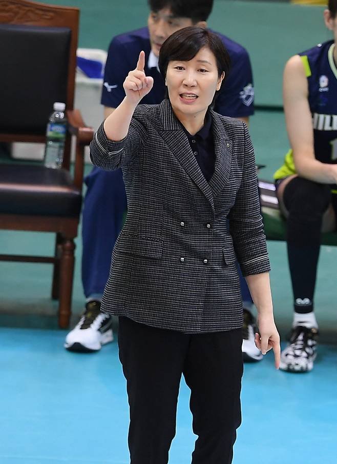 눈물 터진 이도희 감독 부족한 감독 따라준 선수들 고마워