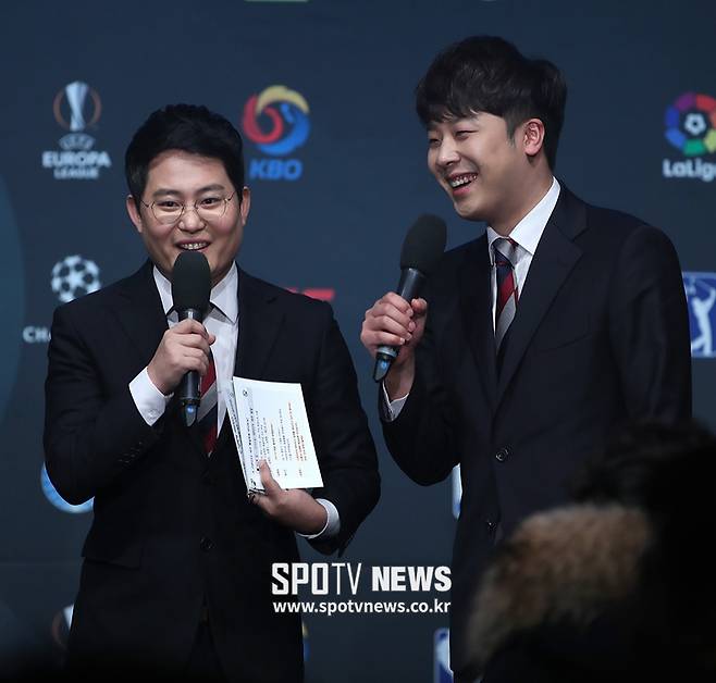 포토s 밝게 웃는 김명정 채민준 캐스터