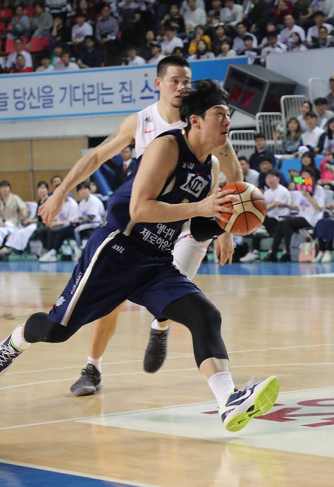 KCC, SK 꺾고 반격..플레이오프 1승2패