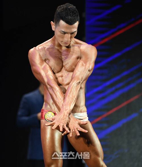 기름기를 쫙 뺀 피트니스스타 모델 김준혁 근육이 쫙쫙 갈라지네~ 포토