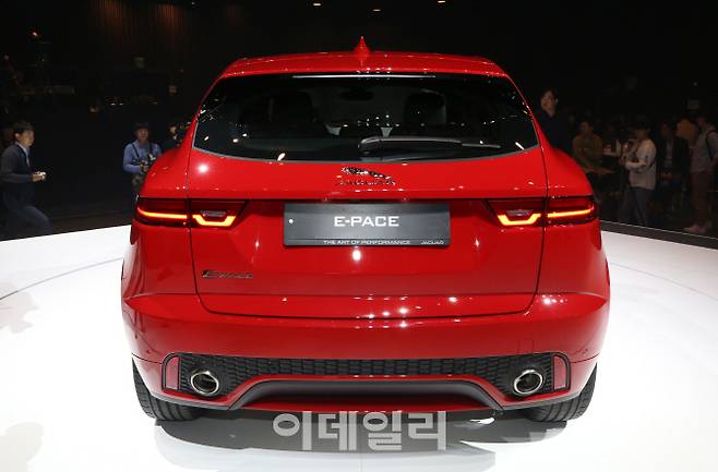 포토 재규어 E 페이스의 뒤태