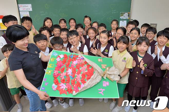 포항지곡초교 학생들 교사에게 종이 카네이션 선물