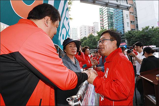 부산 시민들 만나는 서병수 후보