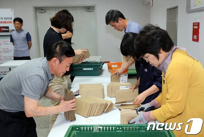 선거관리위원회로 도착한 사전투표 회송용봉투