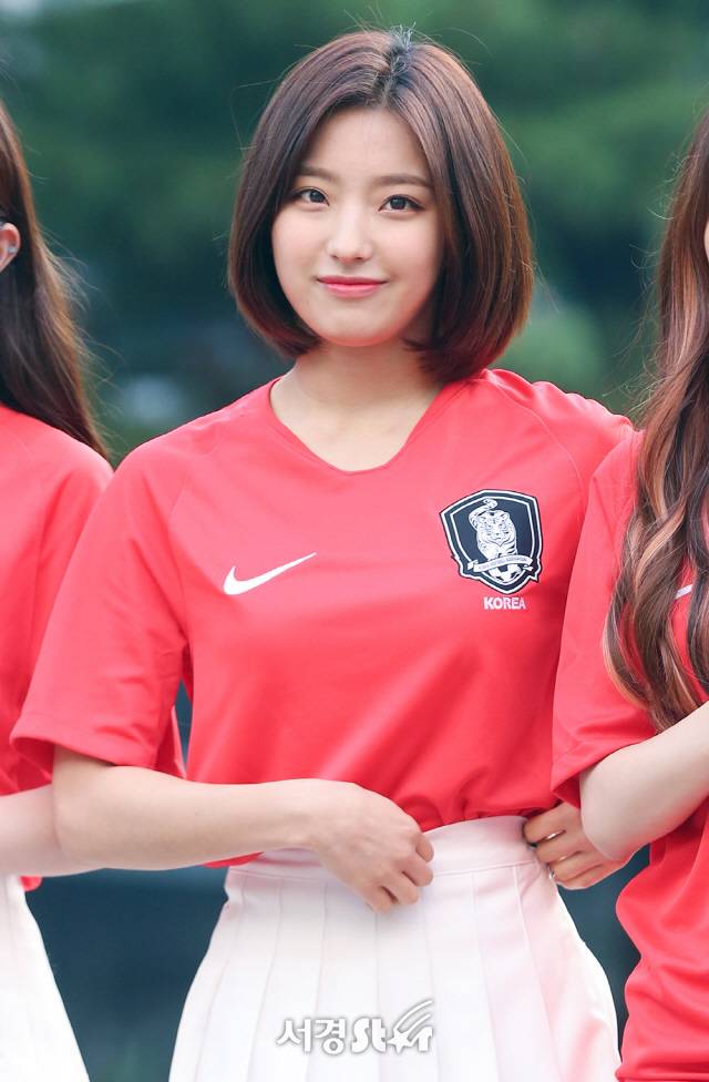 프로미스나인 이새롬 옷매무새 정리도 꼼꼼히