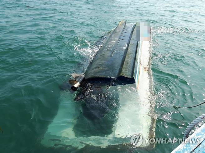 완도 해상서 충돌 사고로 전복된 소형 어선