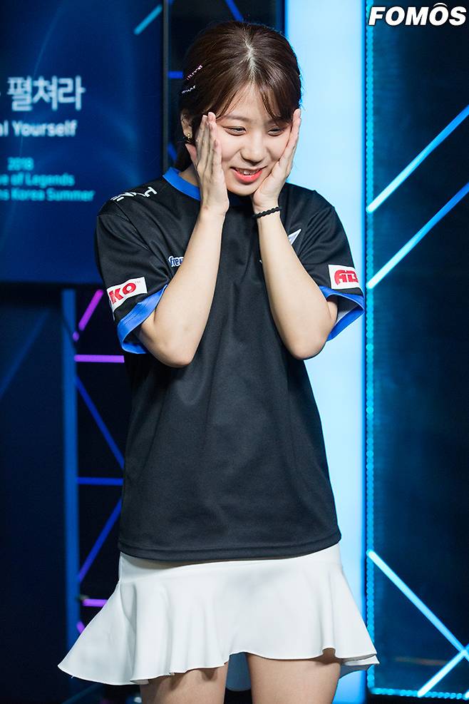 포토 롤챔스 박지선 통역 아직도 카메라 앞은 부끄러워요