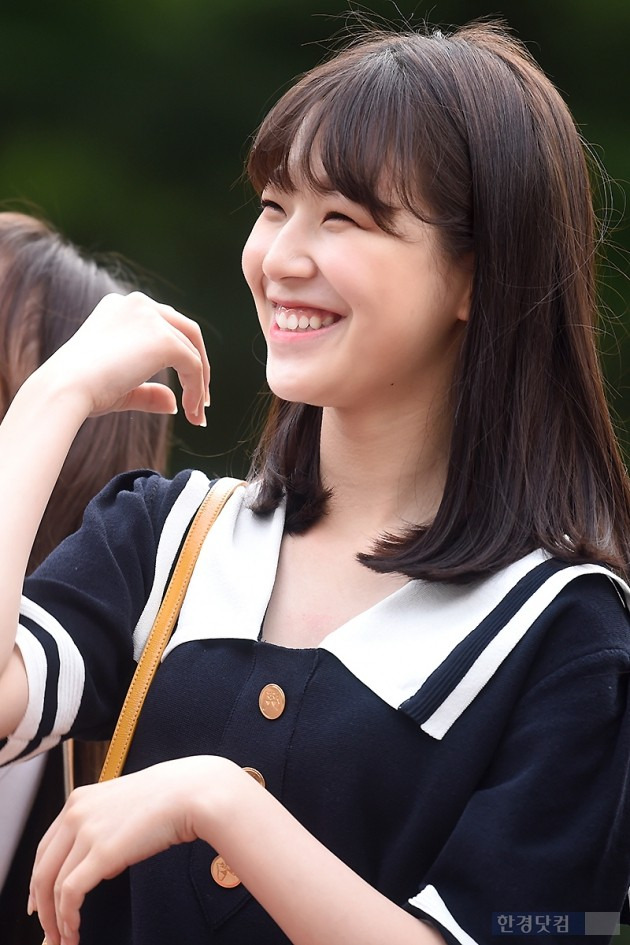 포토 프로미스나인 백지헌 웃는 모습이 귀여워~