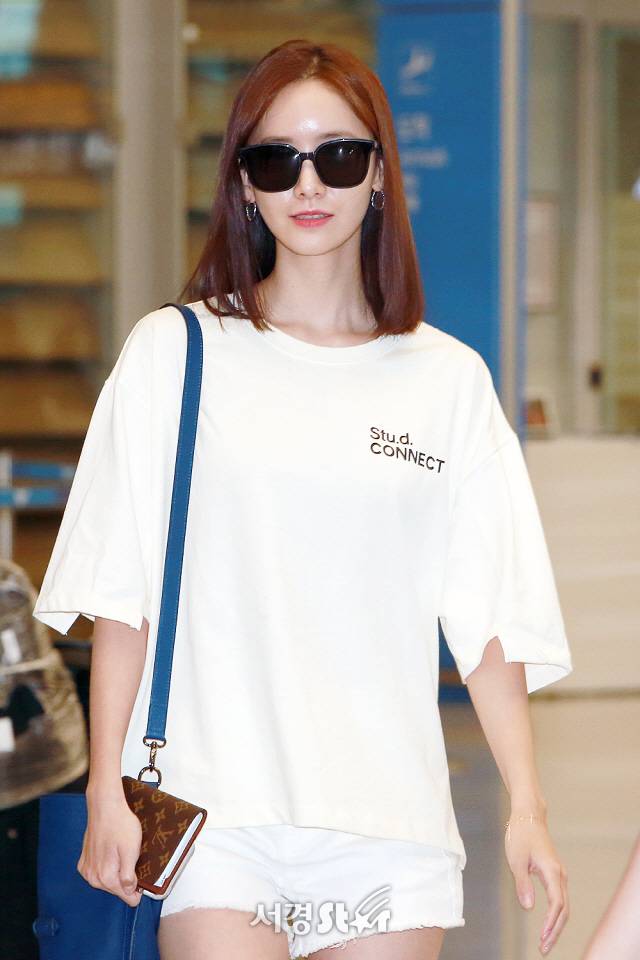 소녀시대 윤아 선글라스 속 눈빛과 딱 마주침 공항패션