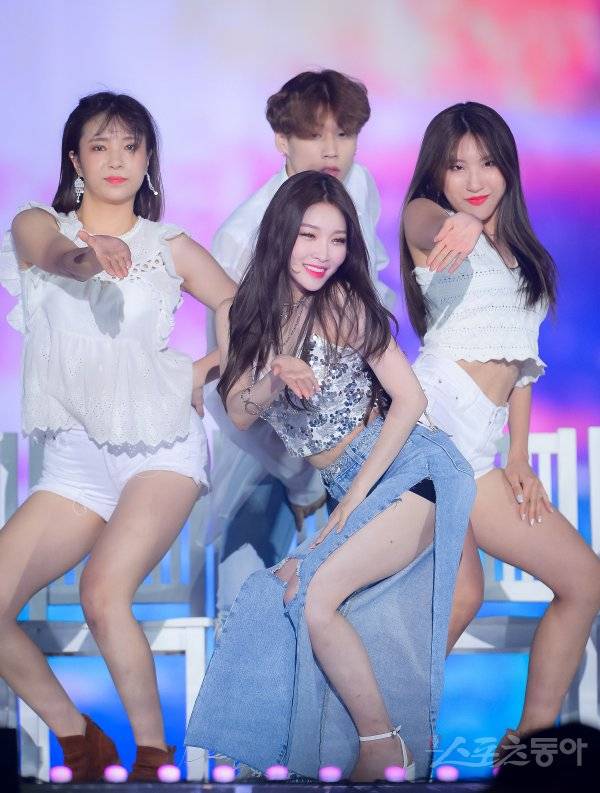 포토 청하 사르르 녹이는 눈웃음
