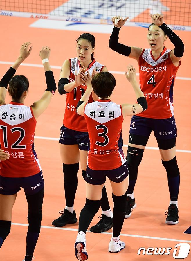 KGC, IBK 3-2로 꺾고 4강 확정..GS는 EST 누르고 첫 승(종합)