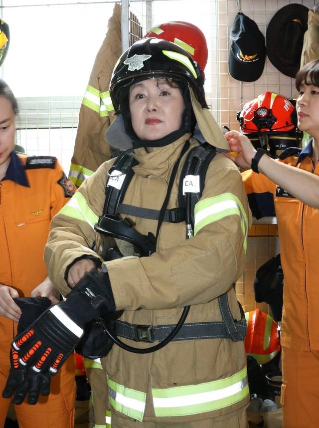 김정숙 여사 화성소방서 찾아 소방관 격려30kg 방화복 체험까지
