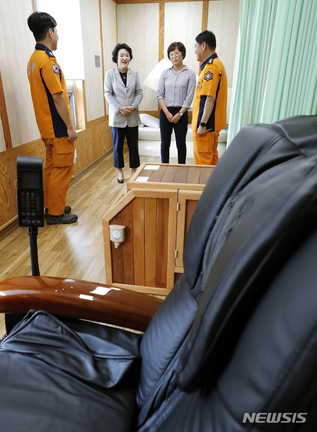 화성소방서 자가심리치유실 둘러보는 김정숙 여사