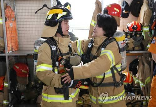 30kg 방화복 입은 김정숙 여사폭염 속 격무 소방관 격려