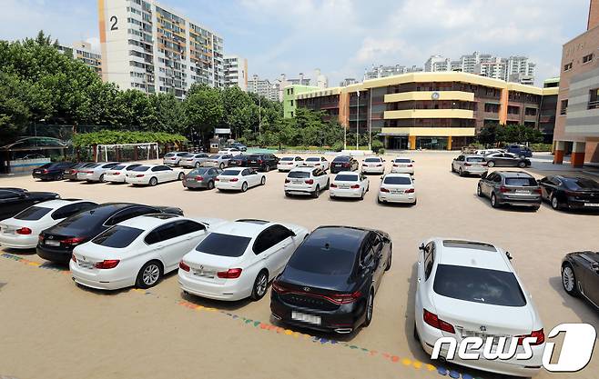 Bmw 주차장으로 변신한 학교 운동장