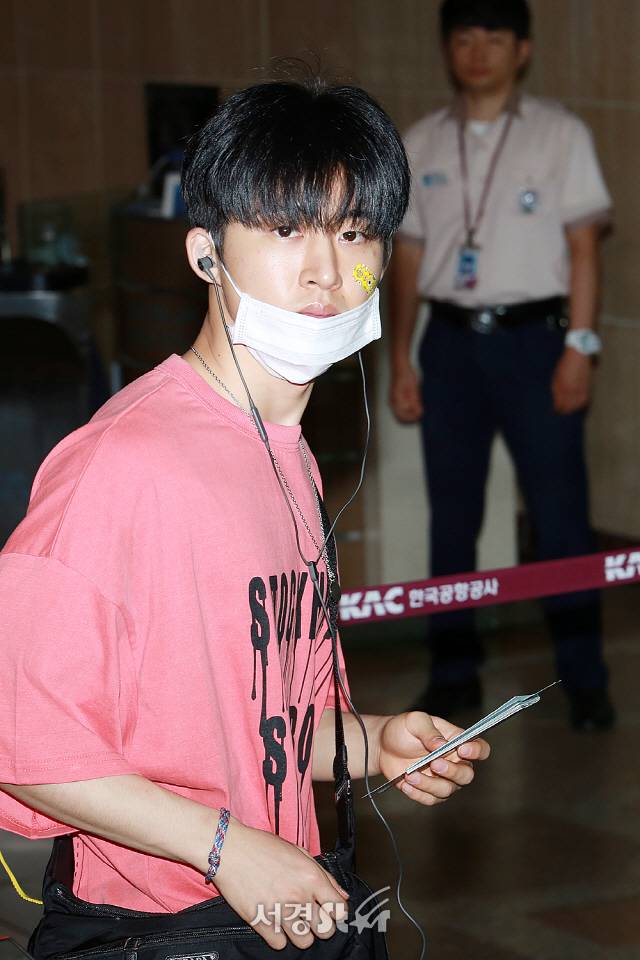 아이콘ikon Bi비아이 얼굴에 귀여운 스크래치 공항패션