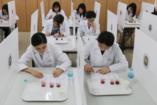 르포 이마트 피코크 관능검사 현장 가보니생수 목넘김까지 따져요