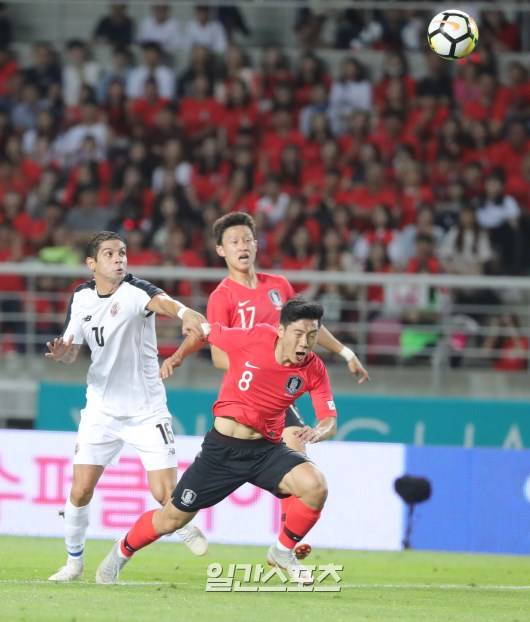 포토 남태희 뒤에서 발 걸어 넘어져