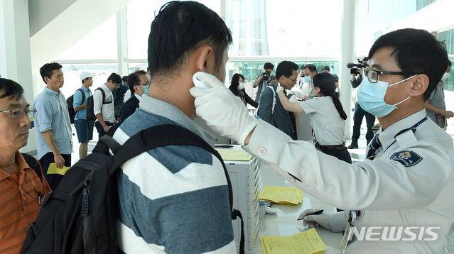 체온 측정하는 인천공항 검역소 직원