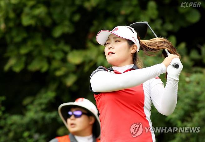 타구 바라보는 이소영