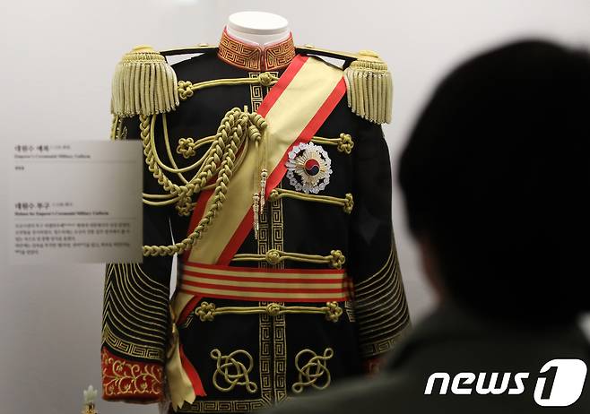 화려함과 절제가 돋보이는 고종황제의 제복