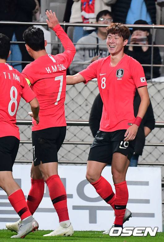 선제골 넣고 손흥민과 기뻐하는 황의조 사진