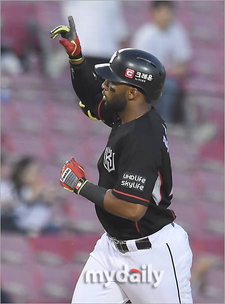 'KT 첫 144G 출장' 로하스 "GG 욕심 생겨..KBO서 많이 배웠다"