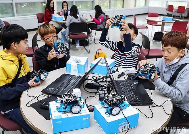한국gm 경남 초등학생 대상 미래차 코딩 교육