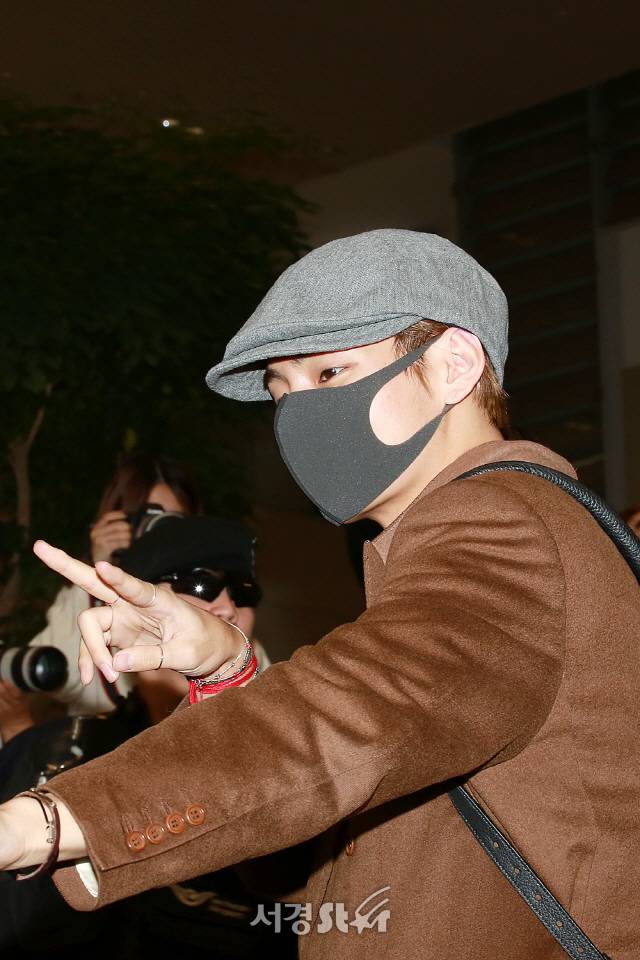 방탄소년단bts 뷔 V로 인사하는 김태형 공항패션