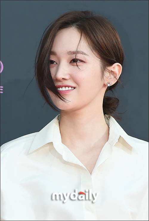 Md화보 여전히 떨려요전종서 갈 곳 잃고 드레스 움켜쥔 손
