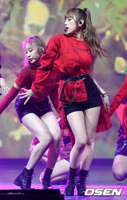 아이즈원 최예나 무대 사로잡는 매력 사진