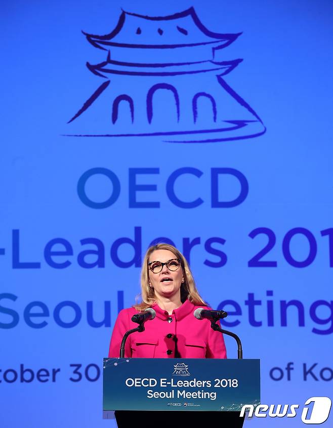 인사말하는 마리 키비니에미 OECD 사무차장