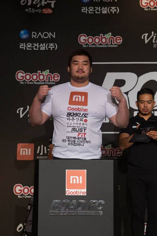 [로드FC 050]'벼락같은 승리'..심건오, 허재혁에게 23초 만에 TKO승