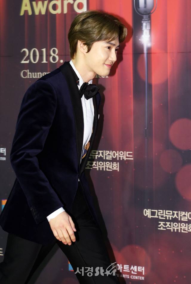 수호 웃는남자로 미소 활짝 예그린뮤지컬어워드