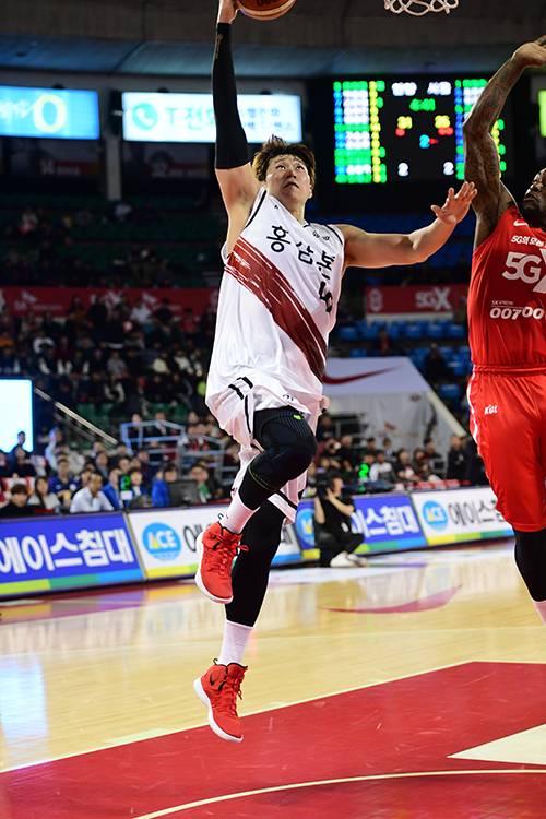 '오세근 4Q 13득점' KGC, SK 꺾고 4연승..공동 2위 유지