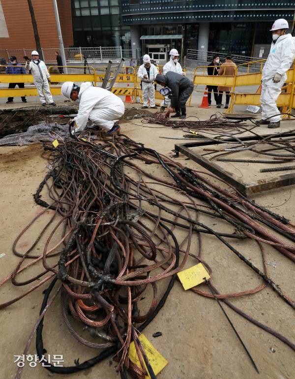 불에탄 KT 광케이블 [경향포토]