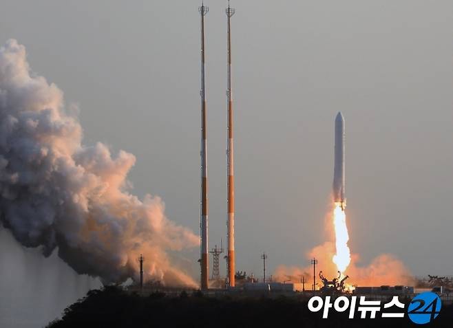 포토 힘차게 솟구쳐 오르는 누리호 시험발사체