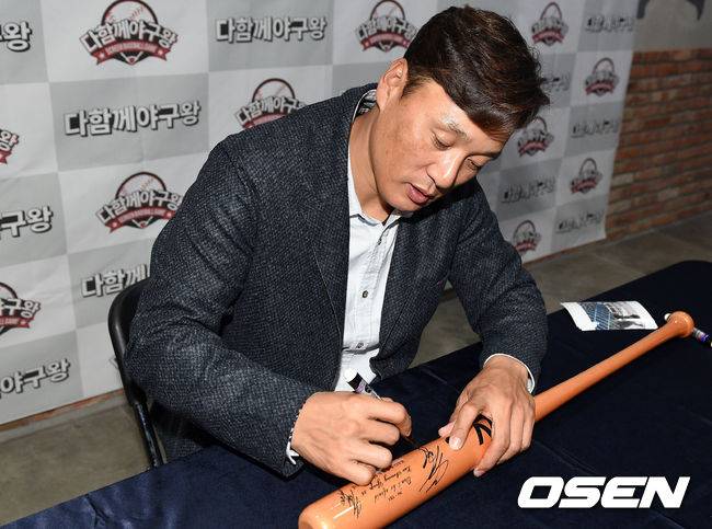 이승엽팬들에게 배트 사인 선물 사진
